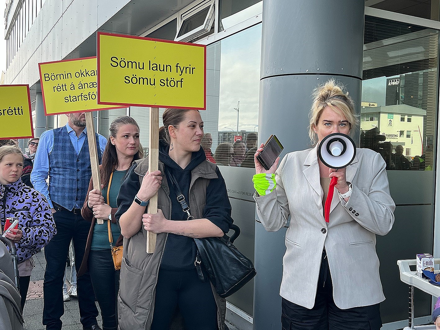 Mótmælendur kröfðust réttlátra launa, sömu laun fyrir sömu störf